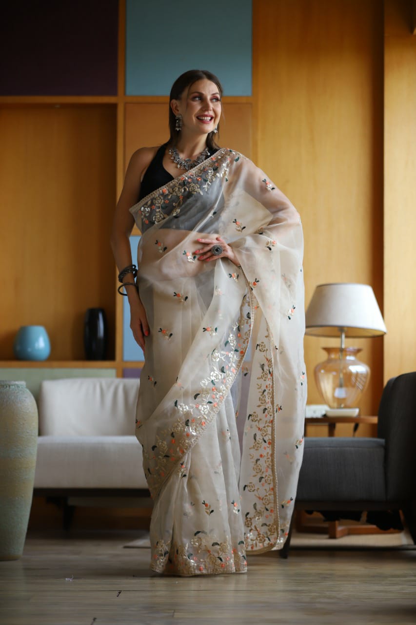 Buy AVANTIKA SAREE at Low Prices - Akhand Wholesale